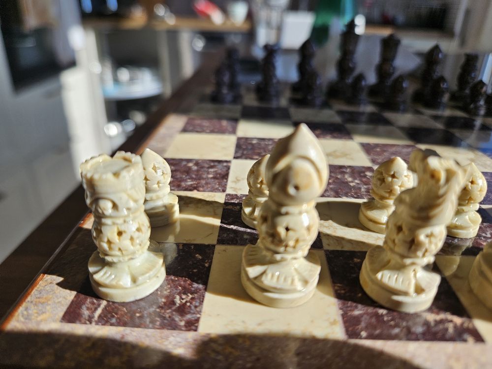 Antique Style Chess Set with Board and Carved Pieces (Gebraucht) in ...