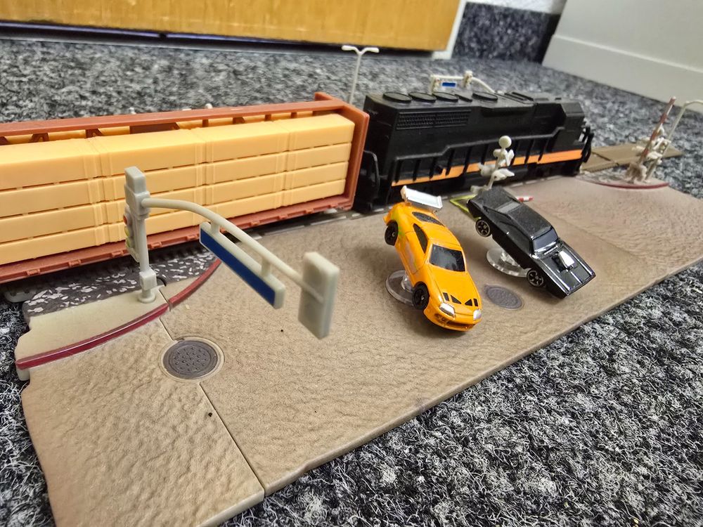 Fast & Furious Diorama Train Scene mit 2 Nano Cars (Gebraucht) in ...