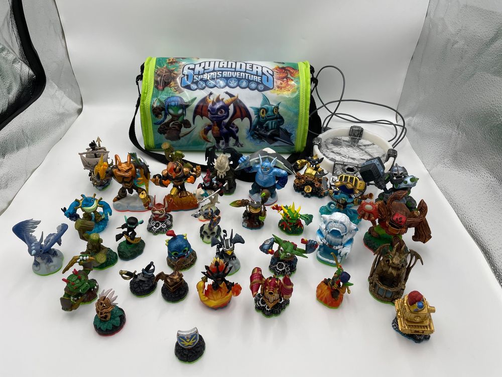 Skylander Set mit Tasche, Plattform und 34 Figuren | Kaufen auf Ricardo