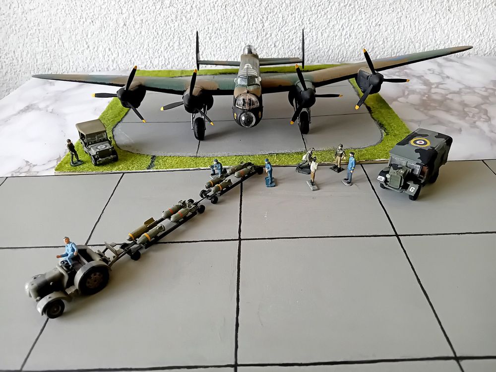 AVRO LANCASTER B-1 VIERMOTORIGE NACHT BOMBER DER RAF im 1/72 (Gebraucht ...