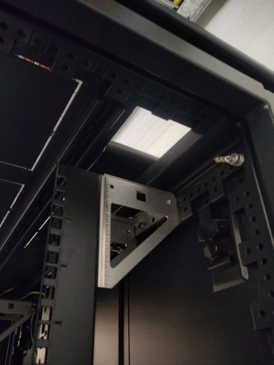 Varistar Server Rack 42U (Gebraucht) in Büron für CHF 100 – nur ...