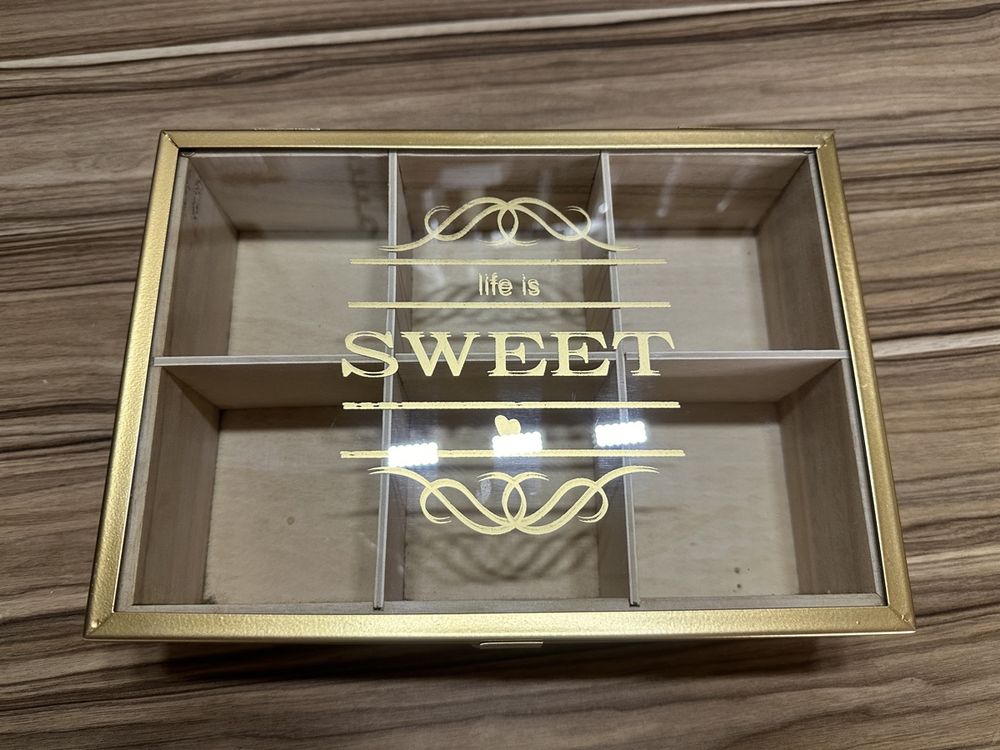Goldene Aufbewahrungsbox mit Glasdeckel & Fächer | Kaufen auf Ricardo