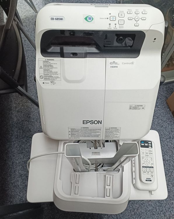Epson EB-685Wi Kurzdistanzbeamer + Leinwand | Kaufen auf Ricardo