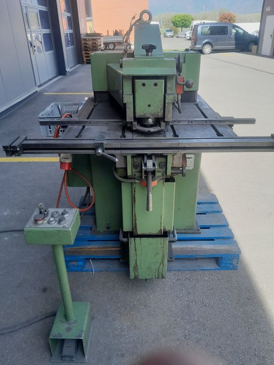 Poinçonneuse industrielle d'occasion, avec beaucoup d'outils ...