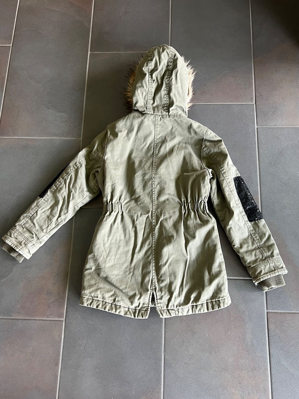Mädchen Winterjacke khaki mit Kapuze, Gr. 146 in Top Zustand (Gebraucht) in Brunnen für CHF 12 ...