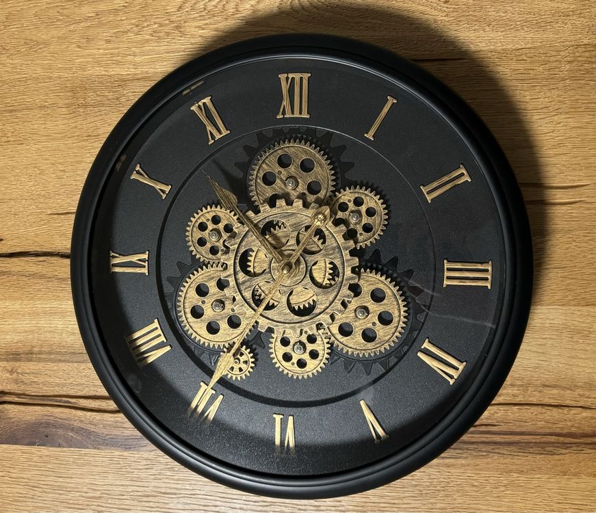 Wanduhr schwarz mit goldenen drehenden Zahnrädern (Neu (gemäss Beschreibung)) in Wädenswil für ...