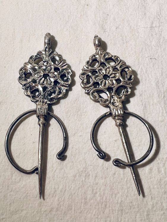 2 petits fibules, argent poinçonné, en pendentif ou autres (Gebraucht ...