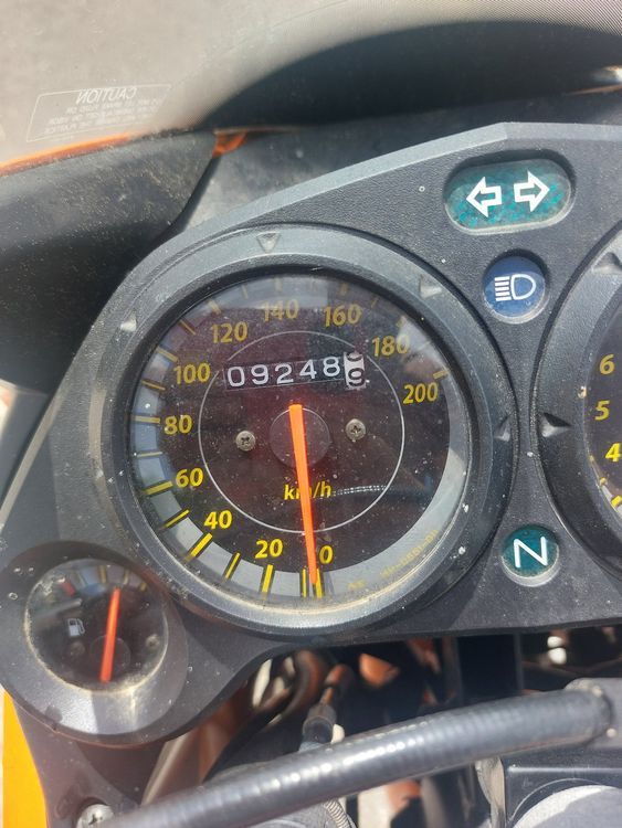 Honda CBR 125 R mit wenig km mit Standschäden Bastler Kat A1 (Defekt ...
