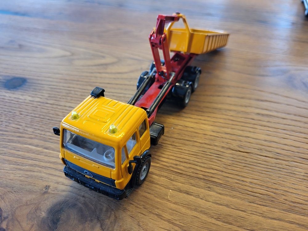 Siku MB Lkw mit Haken und Mulde (1:55) | Kaufen auf Ricardo