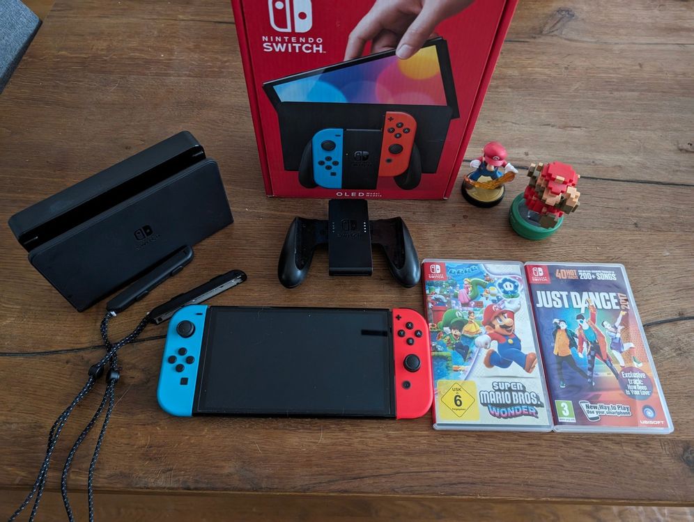 Switch OLED-Modell Blau/Rot + 2 Spiele + 2 Amiibo (Neu (gemäss Beschreibung)) in Dübendorf für ...