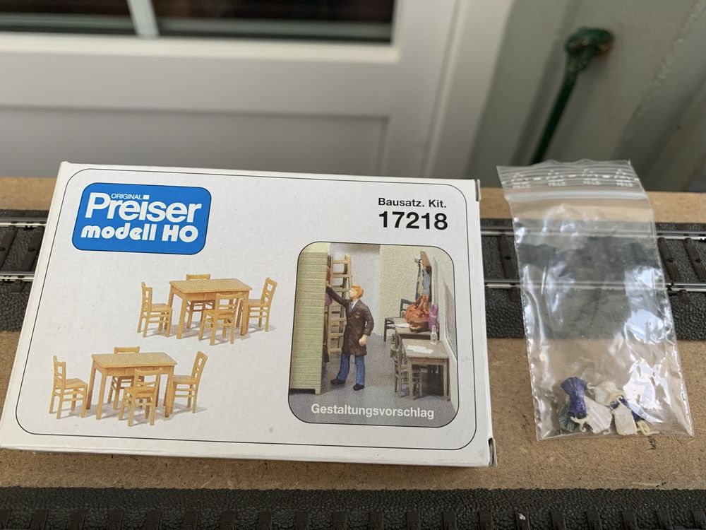 Preiser HO tables + habits (Neu (gemäss Beschreibung)) in Montpreveyres ...