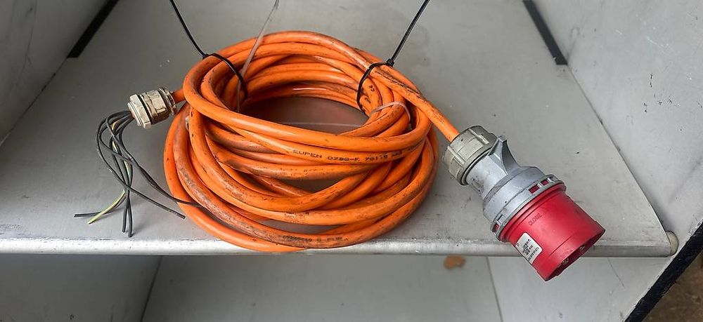 %Über 10m PurPur Kabel inkl 5 Poliger Stecker (Gebraucht) in Necker für ...