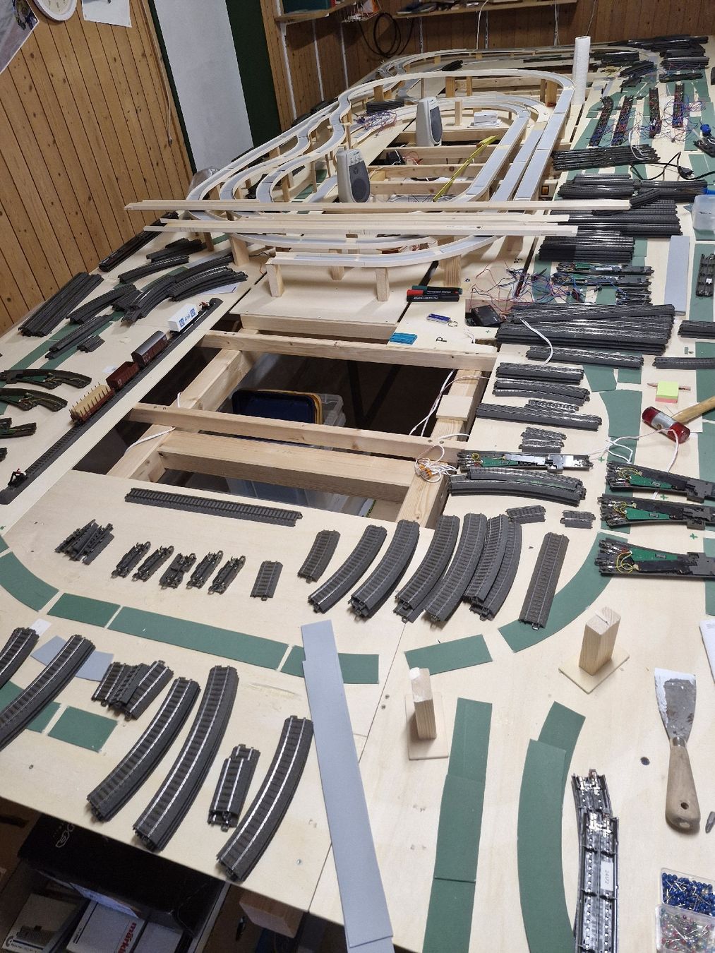 Tisch für Modelleisenbahn oder Modellautorennbahn (D'occasion) à ...