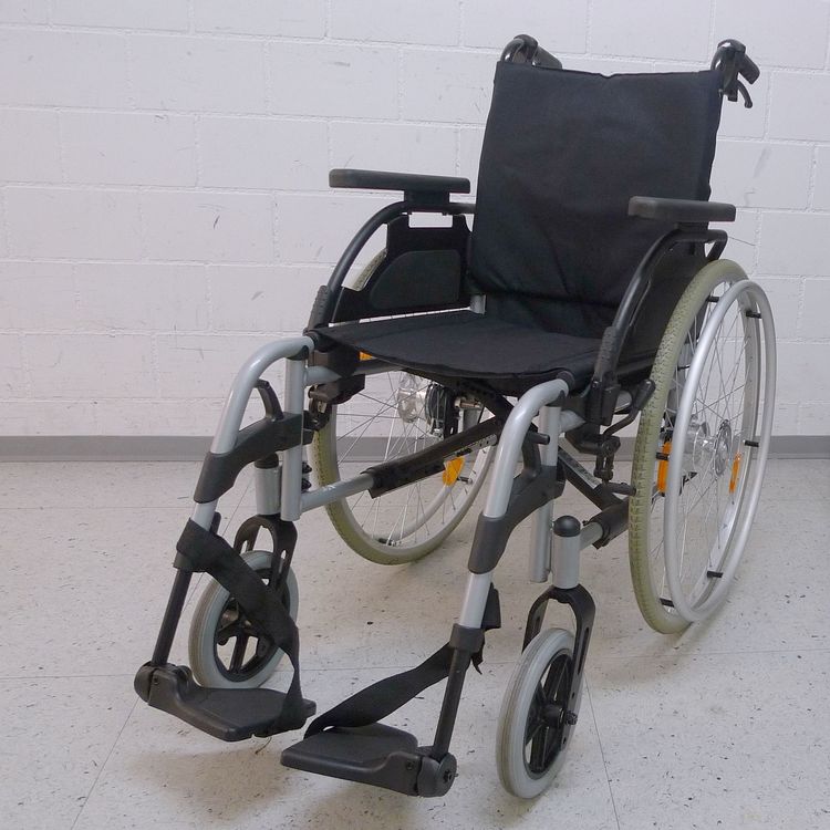 Rollstuhl Breezy, SB 41 cm, nur CHF 199 (Gebraucht) in Lengnau für CHF 199 – mit Lieferung auf ...