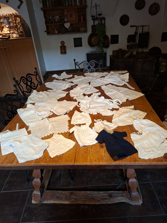 Antike Puppenkleider-Sammlung, zarte Details, 27 Sachen (Gebraucht) in ...