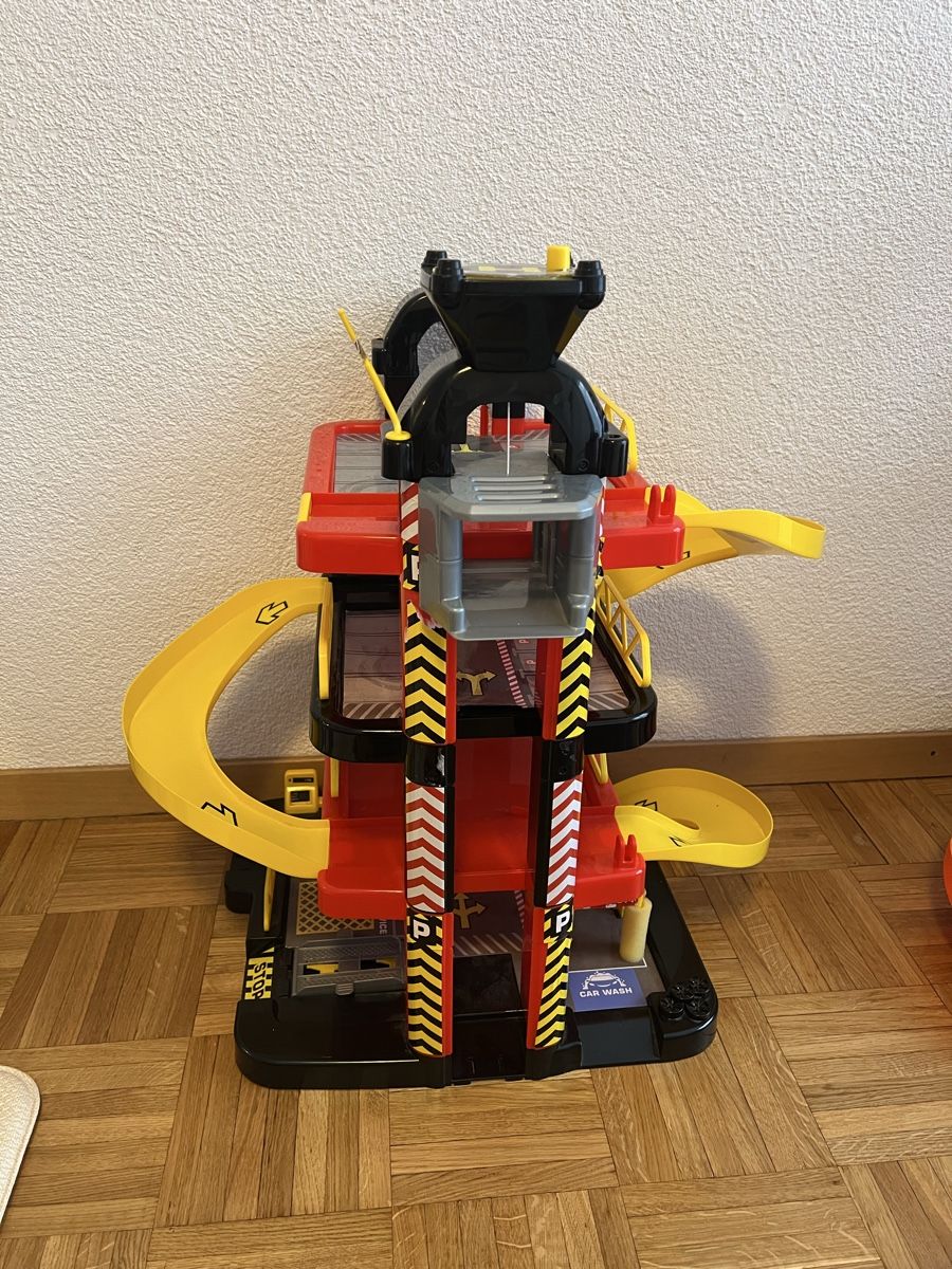 Garage pour enfants en parfait état avec ascenseur! (D'occasion) à ...