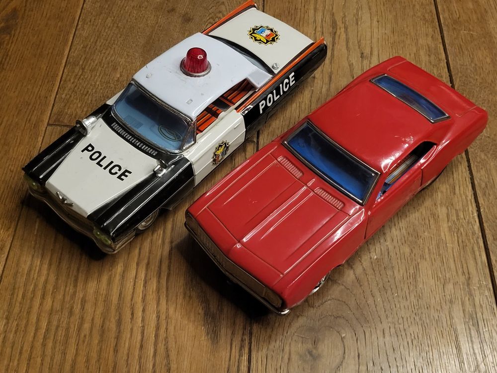 2 autos aus blech Japan ichko und Tayo Camaro und Cadillac (Defekt) in Sonceboz-Sombeval für CHF ...