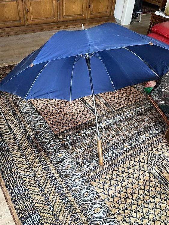 grosser Schirm (Gebraucht) in Basel für CHF 5 – nur Abholung auf ...