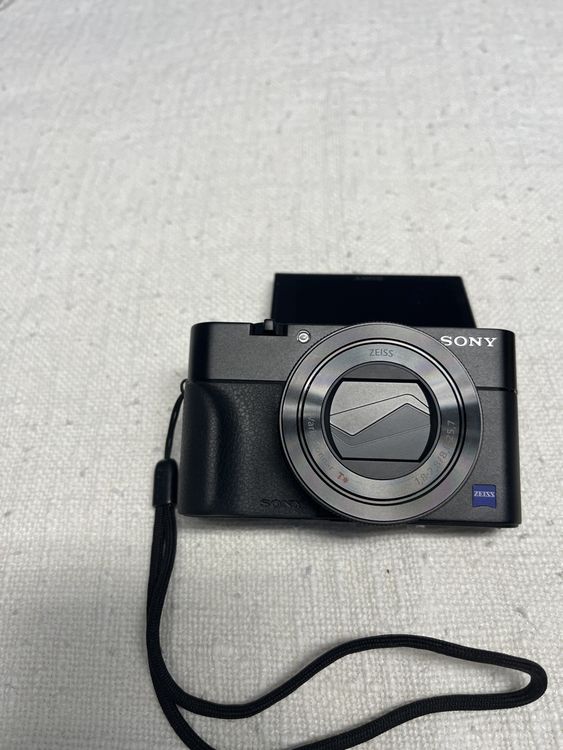 Sony RX100v (Neu (gemäss Beschreibung)) in Arth für CHF 460 – mit Lieferung auf Ricardo kaufen