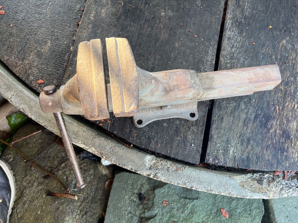 schwerer alter Schraubstock, 40 cm lang (Gebraucht) in Wila für CHF 30 ...