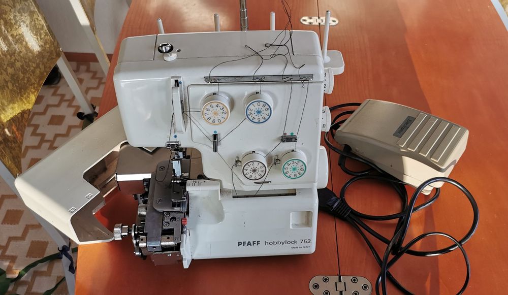 Gut funktionierende 4 Faden Overlock Pfaff hobbylock 752, (Gebraucht ...