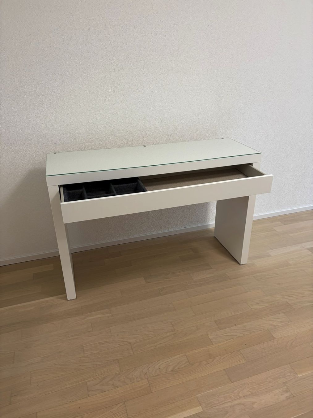 IKEA MALM Frisiertisch (Schminktisch) – guter Zustand (Gebraucht) in Dübendorf für CHF 1 – nur ...