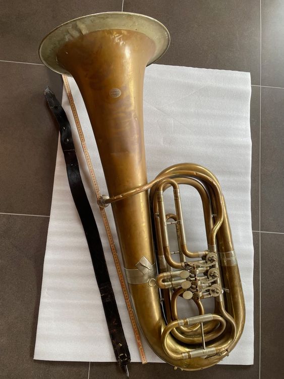 B-Tuba mit Mundstück und Gurt (Gebraucht) in für CHF 250 – nur Abholung ...