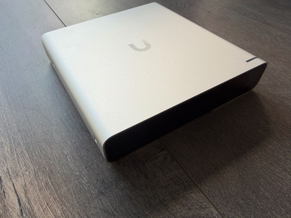 Ubiquiti Cloud Key Plus SSD inkl. Rack Mount (Gebraucht) in Trimstein ...