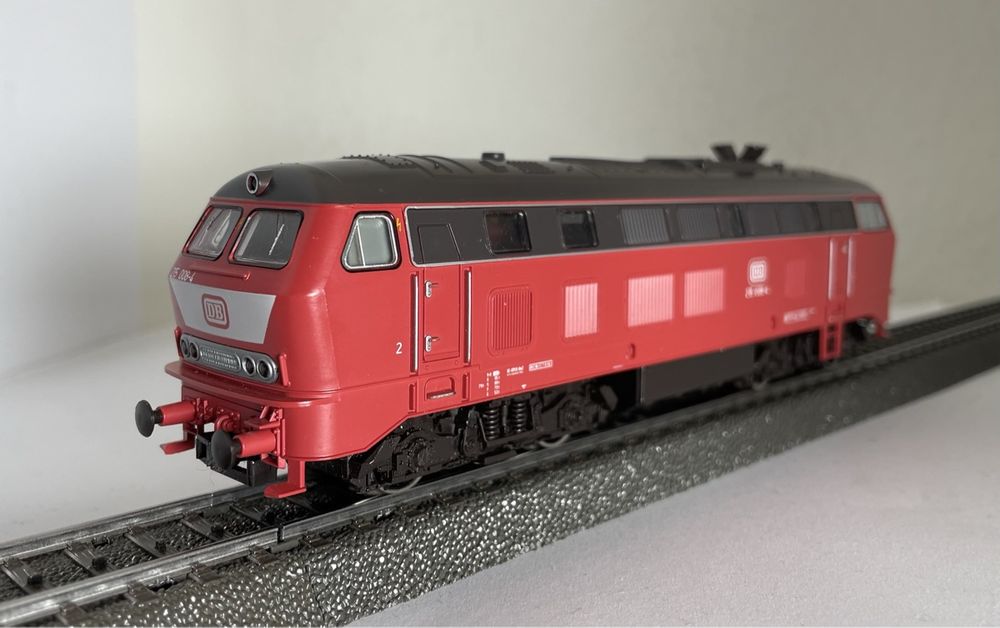 Roco DB BR 215 orientrot Wechselstrom (Defekt) in Zürich für CHF 39 ...