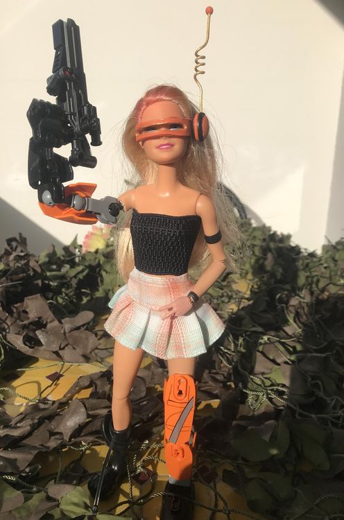 Cyberpunk Barbie 12 years+ OOAK with box and stand (Gebraucht) in Onex ...