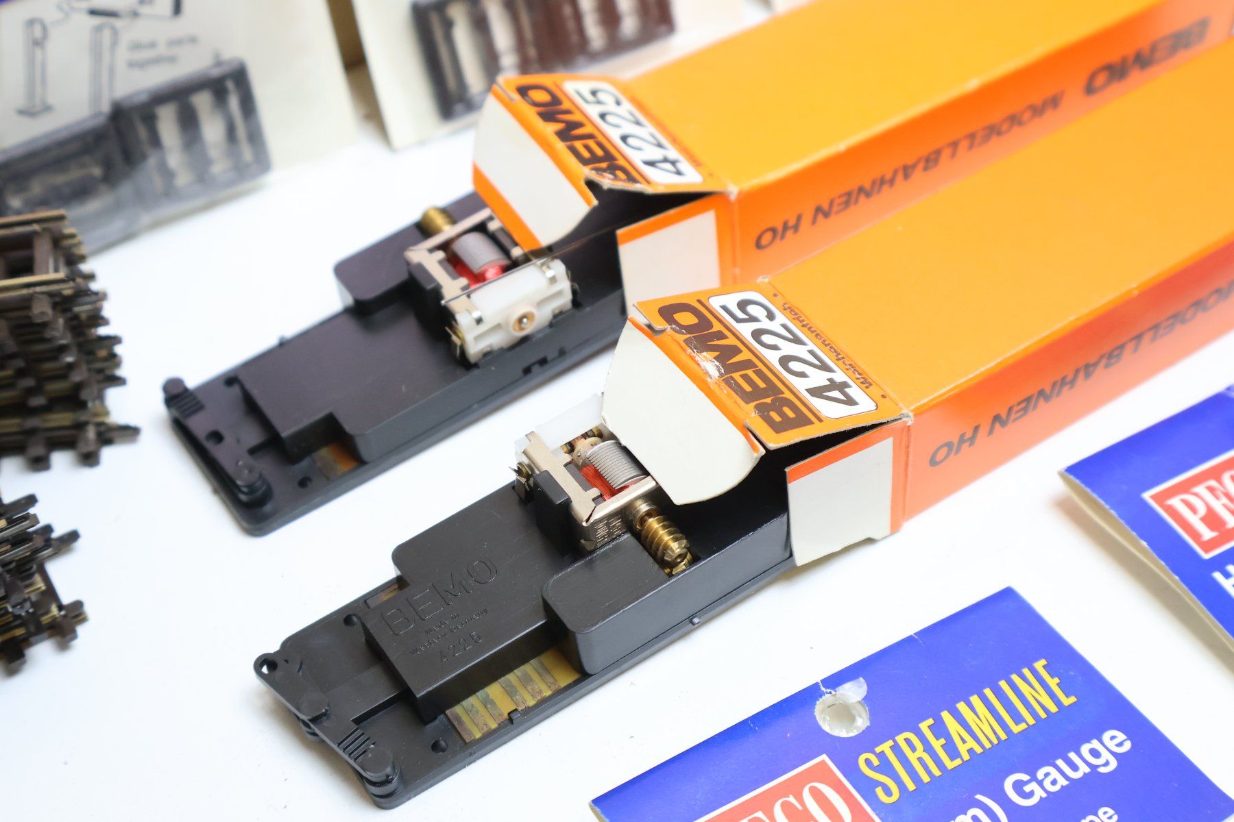 BEMO 23 x Gleis + 2 x El. Weichenantrieb & mehr - H0m (Gebraucht) in ...