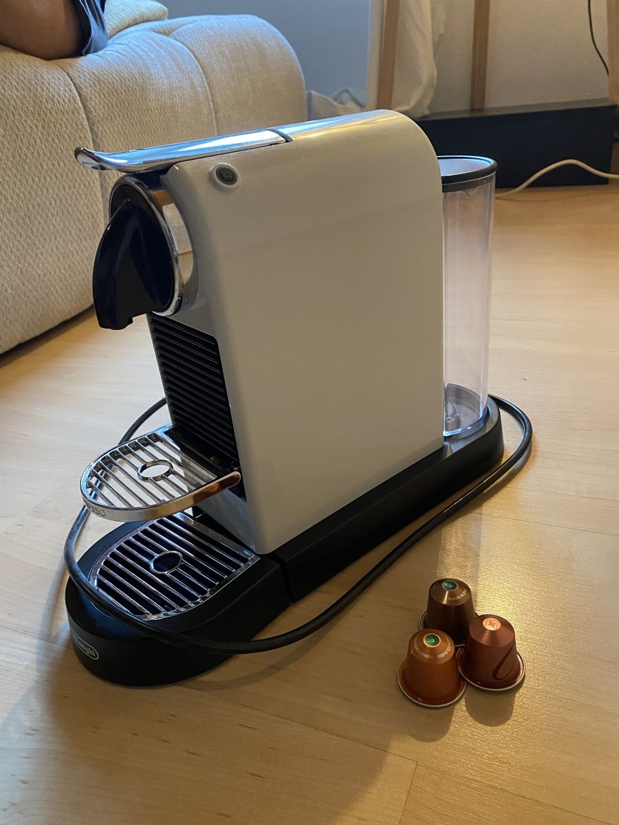 Machine à café Nespresso DeLonghi avec 50 capsules nespresso (D ...