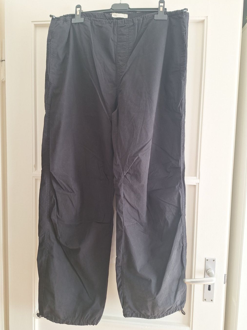 Pantalon parachute noir Stradivarius taille L (D'occasion) à Lausanne pour CHF 17 – avec ...