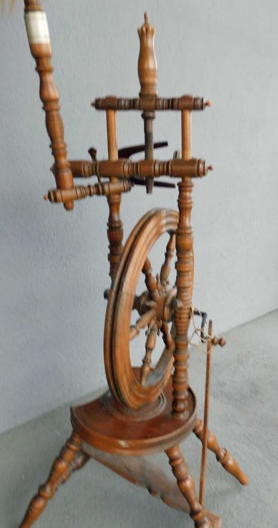 Spinnrad mittelgrosses Holzspinnrad ca 145 (Gebraucht) in Sursee für ...