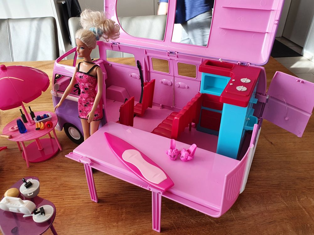 Barbie - Hawaii Camper Bus mit 3 Barbie und Zubehör (Gebraucht) in ...