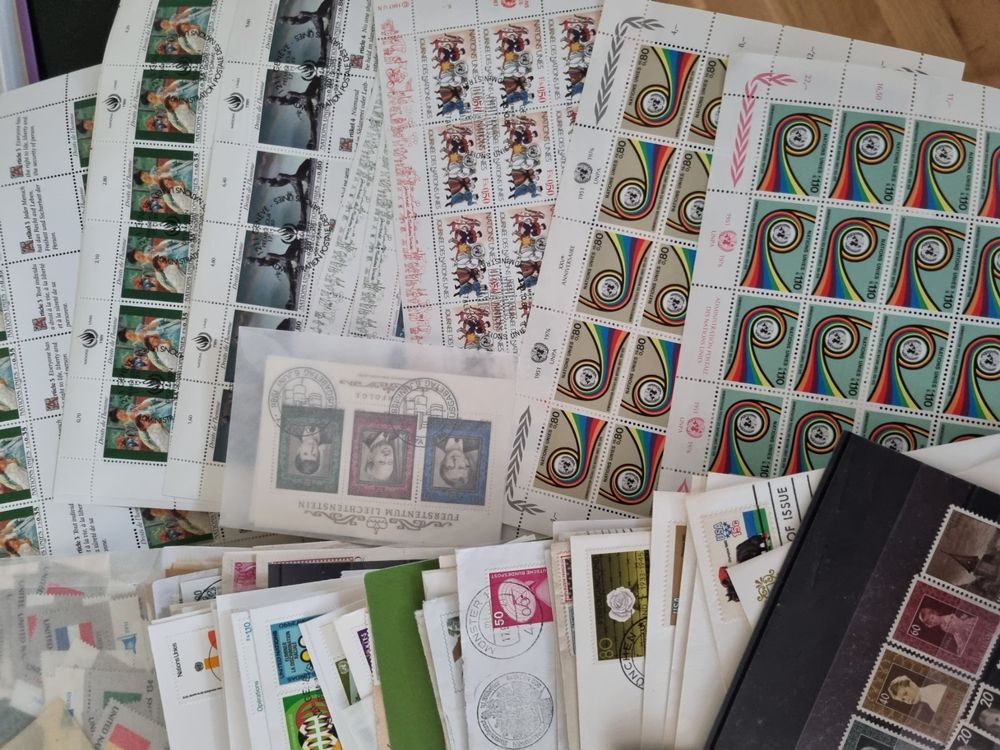Posten mit xxxx Briefmarken aus dem Ausland (Gebraucht) in Gümligen für ...