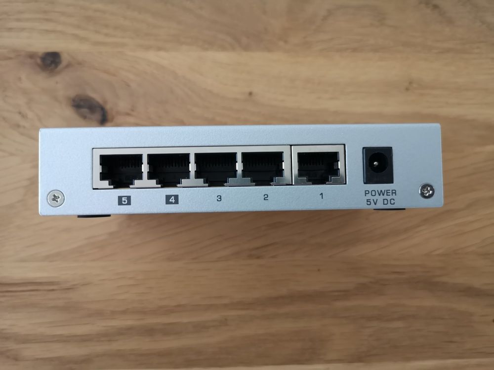 XyXEL Desktop Ethernet Switch 10-100 Mps E5-105A (Neu (gemäss ...