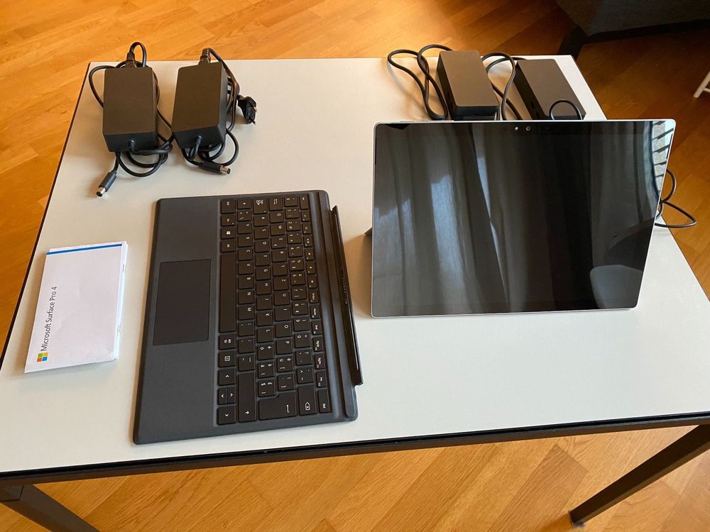 Surface Pro 4, inkl. 2 x Docking station | Kaufen auf Ricardo