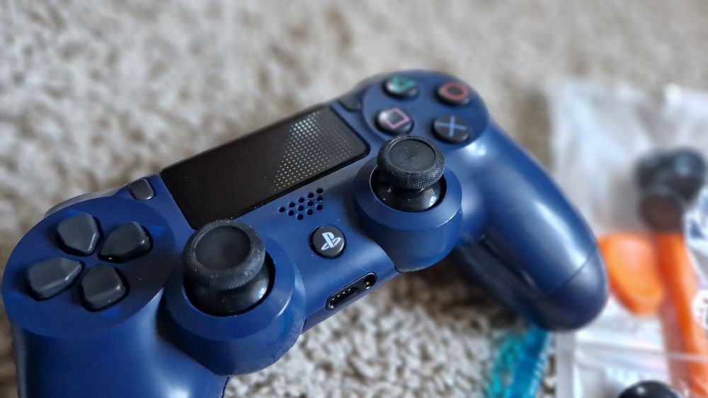 Sony PS4 Dualshock 4 + joystick kit | Kaufen auf Ricardo