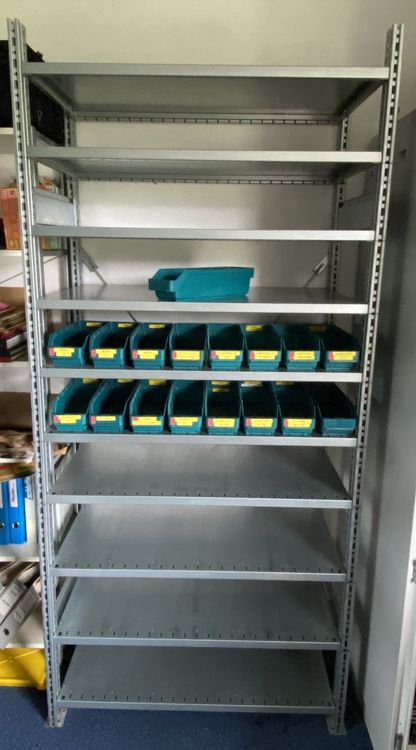 Metall-Gestell/Regal, 1-fach, 10 Tablare & 17 Lagerbehälter (Gebraucht ...