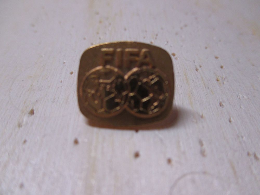 FIFA Fussball Pin Gold RAR Nicht Echt (Neu (gemäss Beschreibung)) in ...