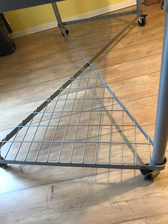 Tisch, Pult, mit Ablagefläche und Rollen IKEA (Gebraucht) in Thun für ...