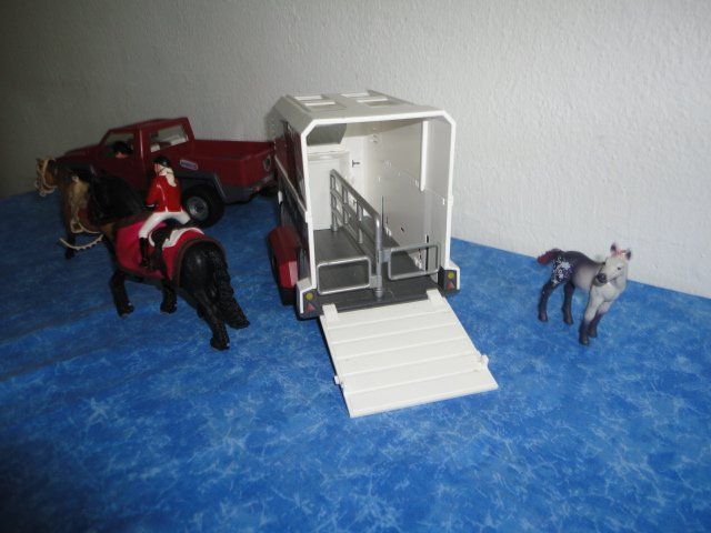 SCHLEICH FPERDE TRANSPORTER.AUTO PFERDE-FIGUREN (Neu (gemäss ...