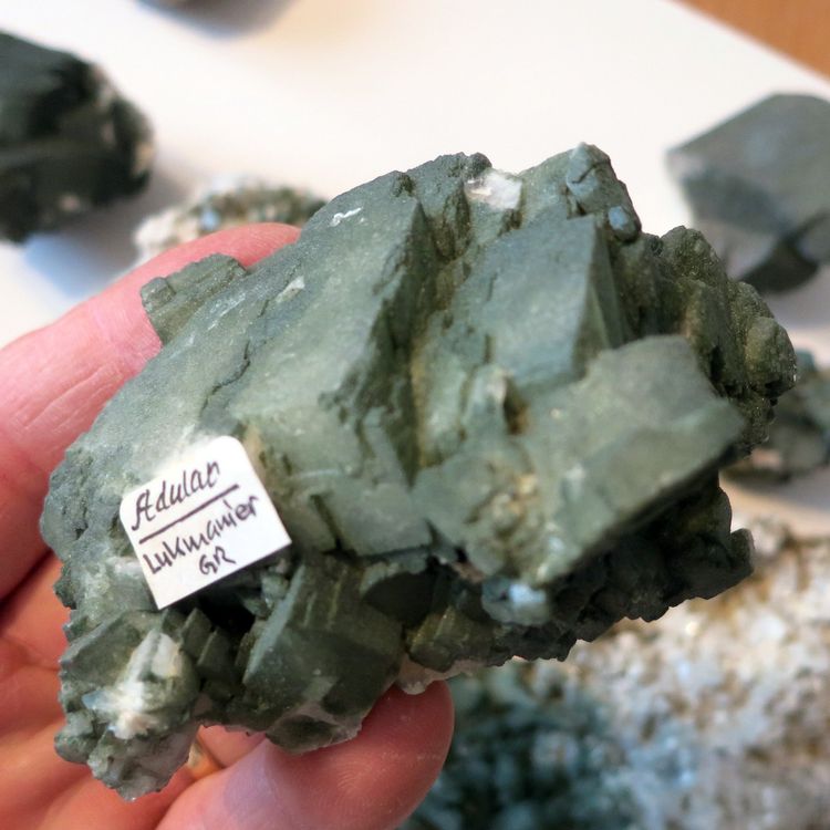 Schachtel Adularstufen, teils mit Apatiten, Lukmanier GR (Neu (gemäss ...