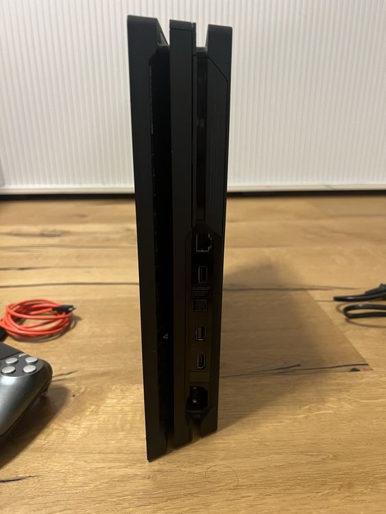 PlayStation 4 Pro 1TB mit 2 Controller - Top Zustand! (Gebraucht) in ...