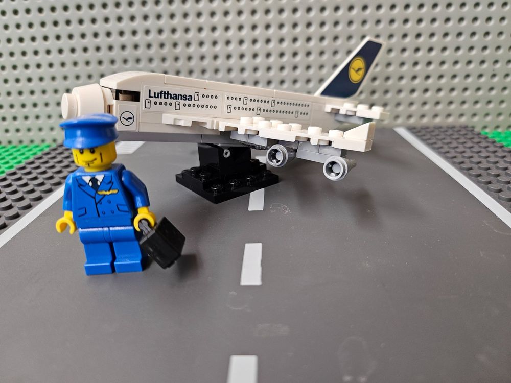 Seltenes Lego Set 40146. Lufthansa mit Pilot. (Gebraucht) in Wauwil für ...