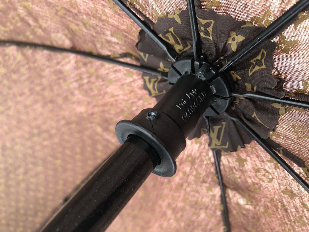 Spannende Louis Vuitton Regenschirm Bild