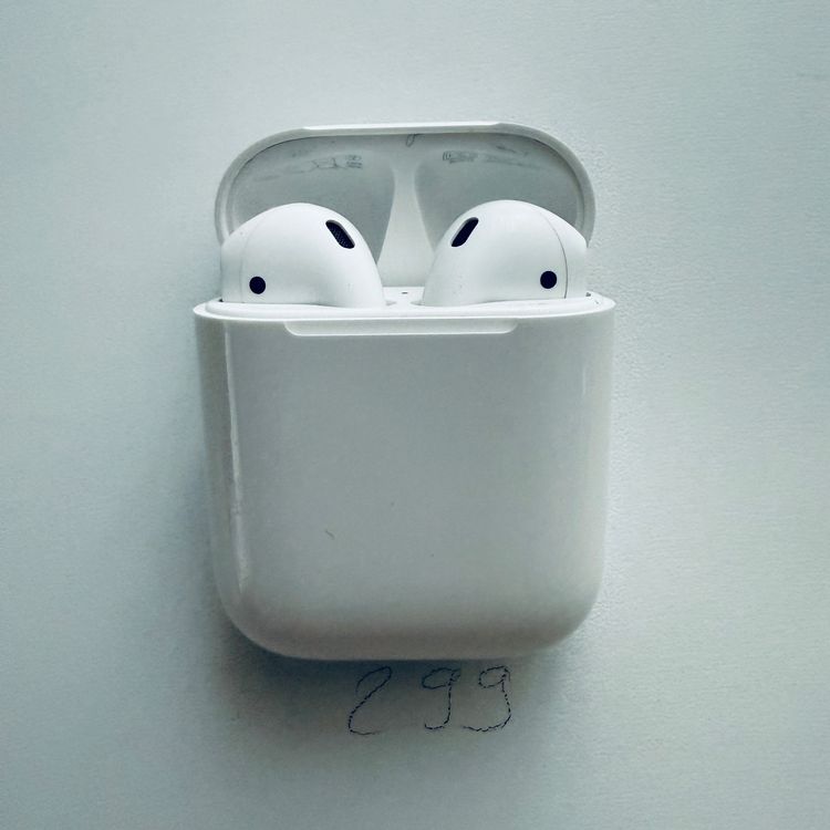 Original Apple AirPods 2 Gen. Wireless Kopfhörer & Case (Gebraucht) in ...