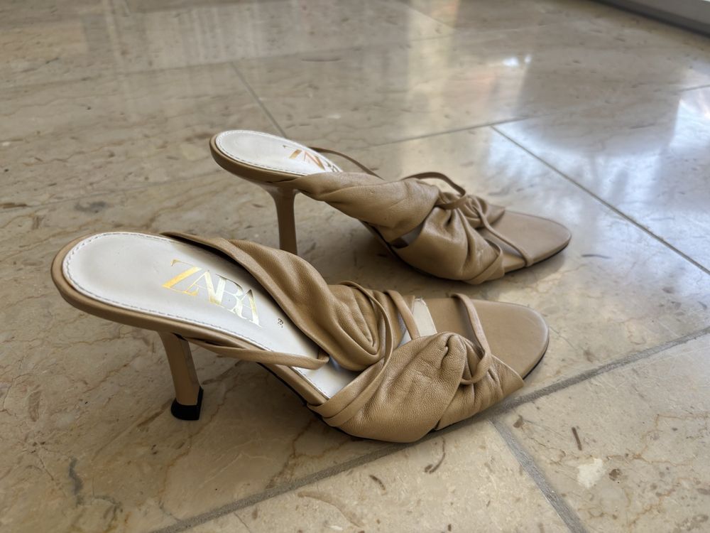 Elegante Zara Sandalen, nude, Gr. 39. Perfekt für den Sommer (Neu und originalverpackt) in ...