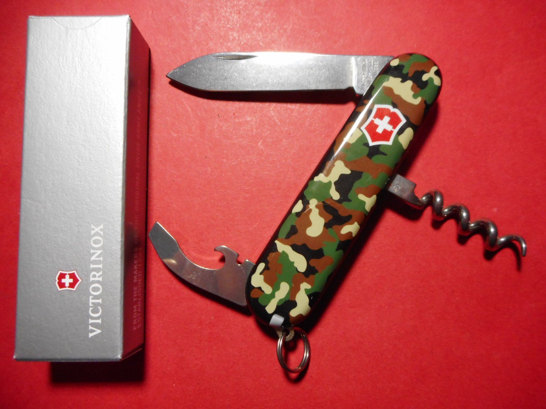 Victorinox Waiter mit Camo-Schalen und rotem Schild - 84mm (Neu und ...